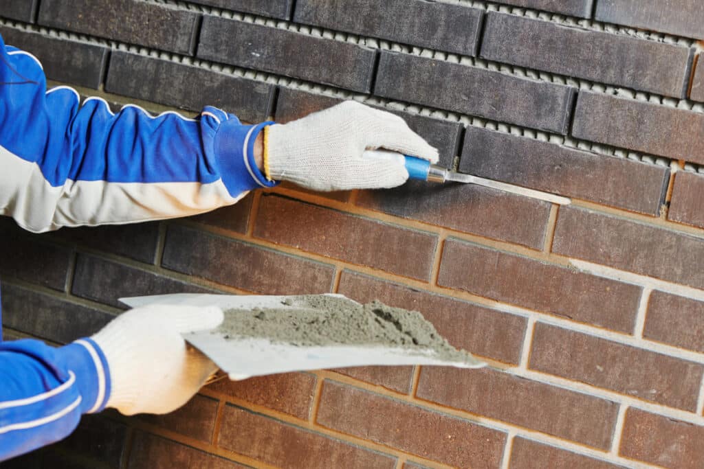 Isolation de la façade via les murs creux : Déroulement et prix